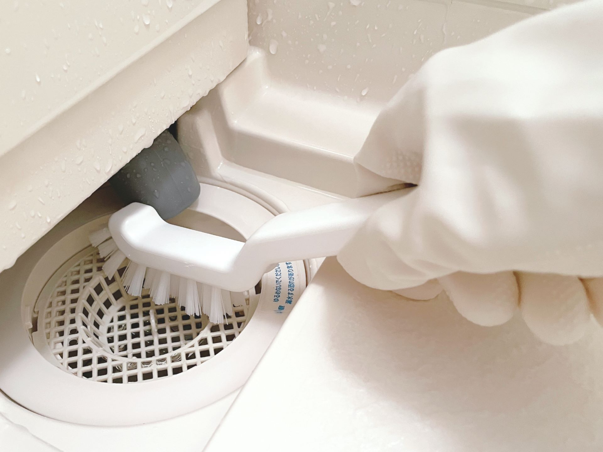 お風呂（浴室）の排水溝のお掃除方法！原因別にオススメ掃除アイテムを紹介 - おうちのアラート by uloie